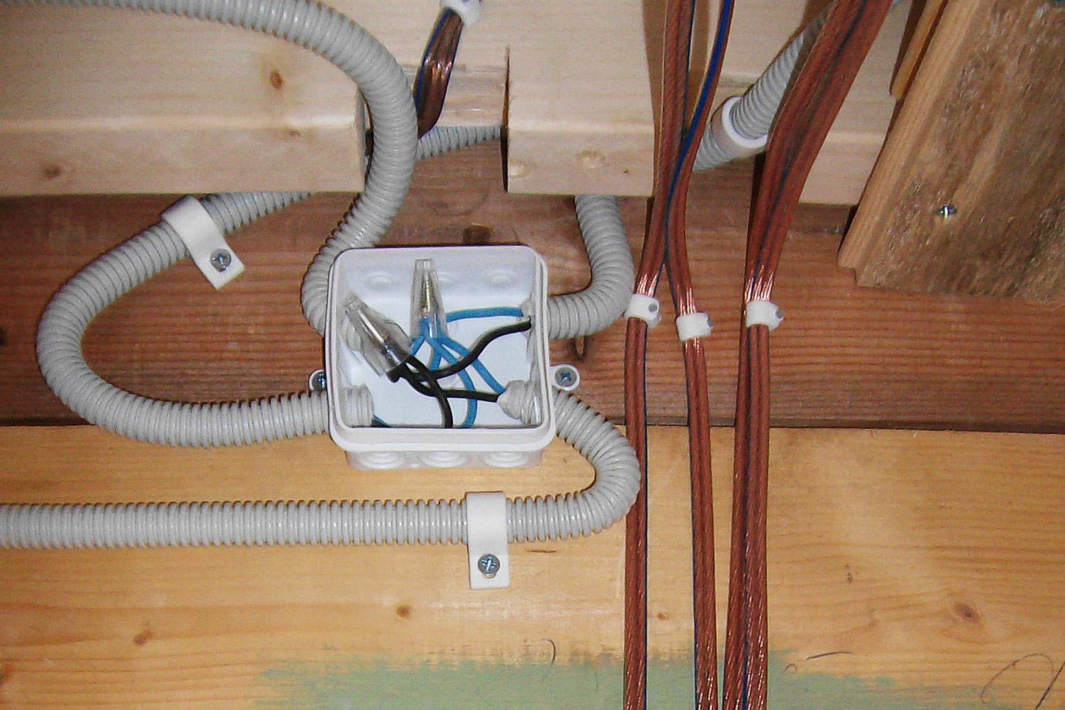 Köpte ”Ernst-hus”: ”Jag var naiv och borde ha gjort en noggrann elbesiktning” - Elinstallatören