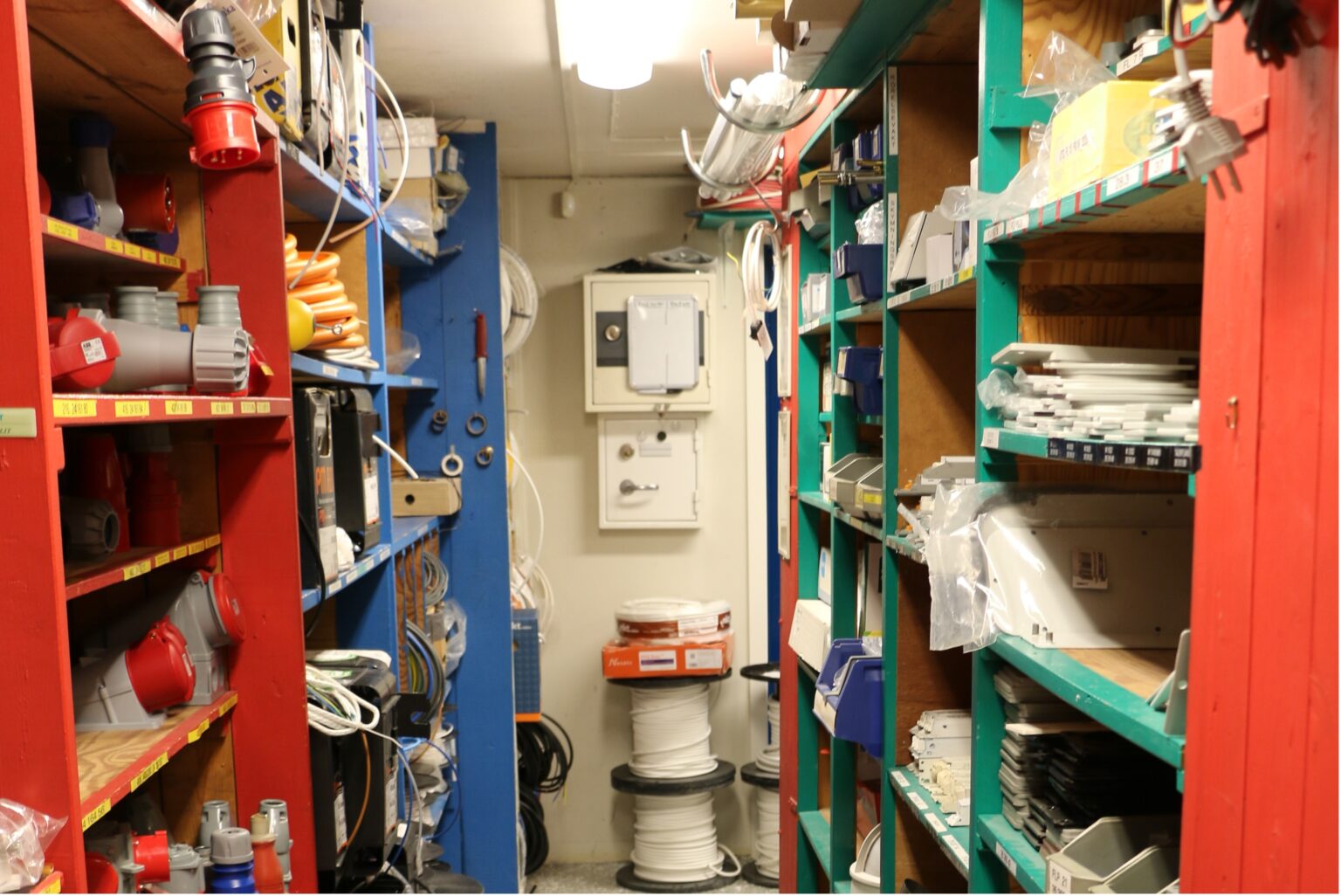 ”Jag minns att farfar köpte upp lager från nedlagda projekt ...