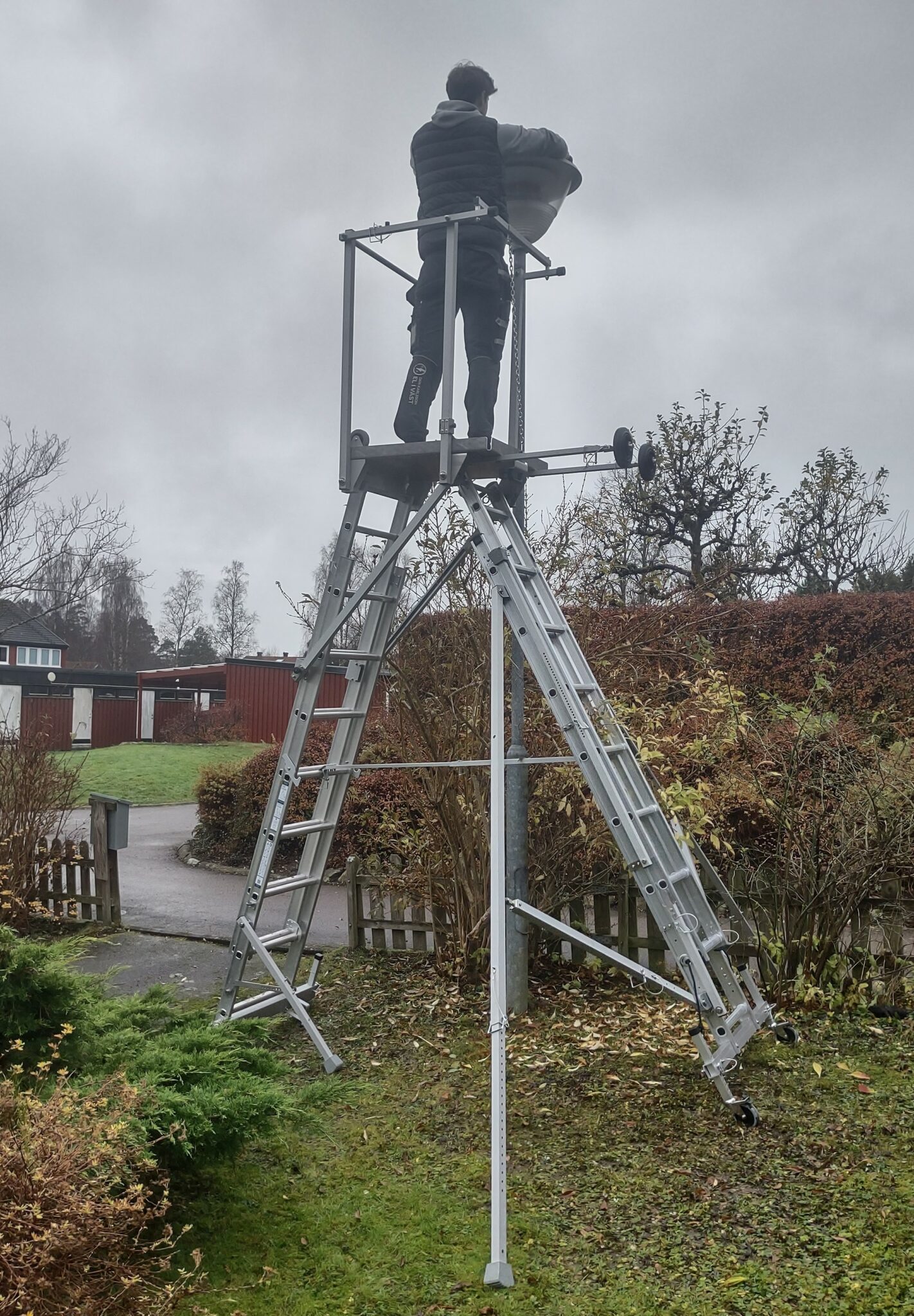 Ny stege med plattform ska göra arbetet säkrare - Elinstallatören